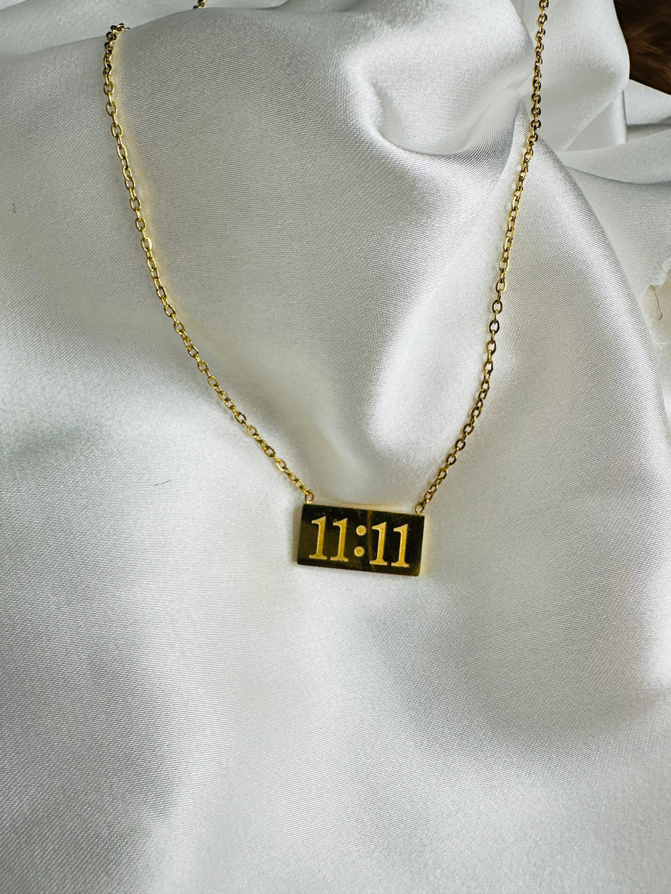 Minimalist Jewellery for Women – Gold, Silver, Everyday Styles | Hey Bae
